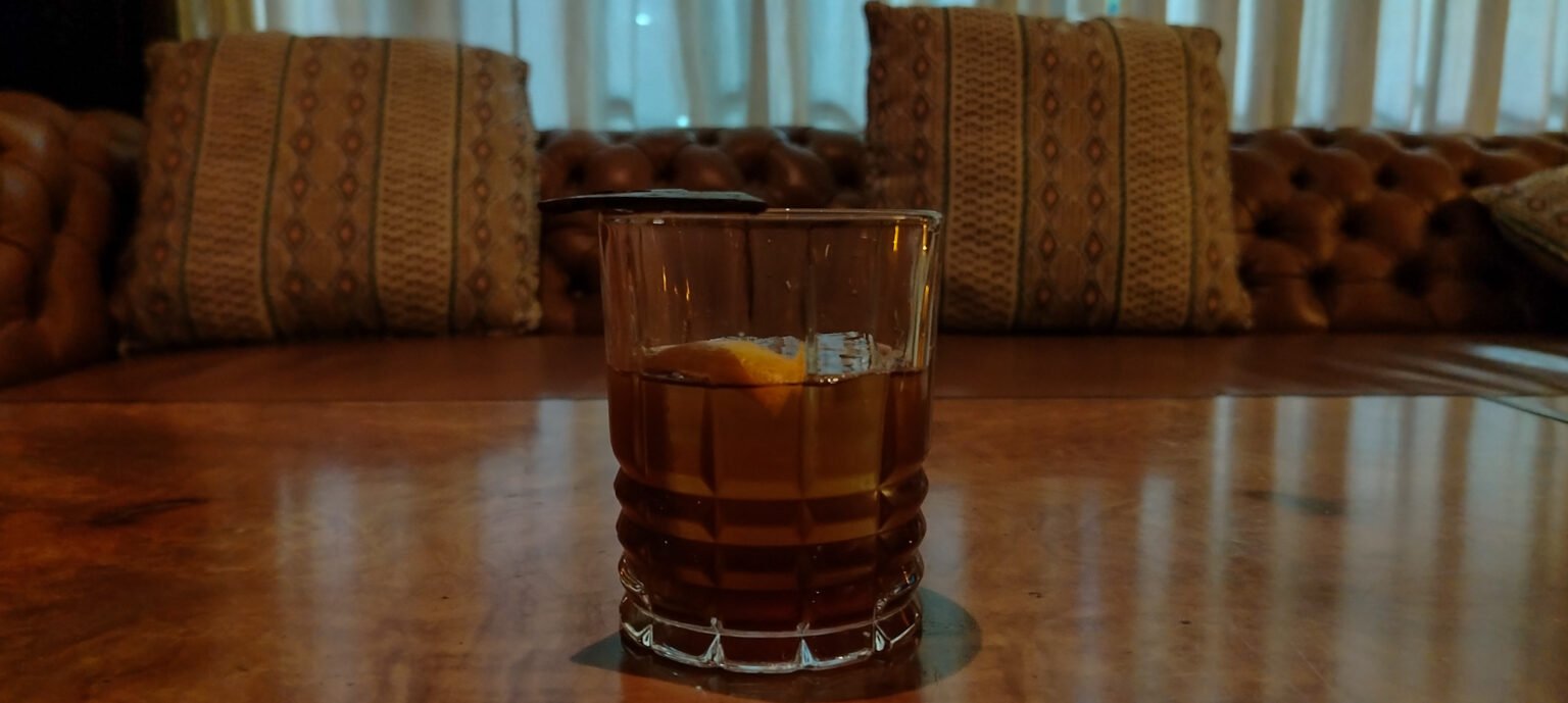 Coctelería sustentable con Lucas Groglio en Fifty Mills