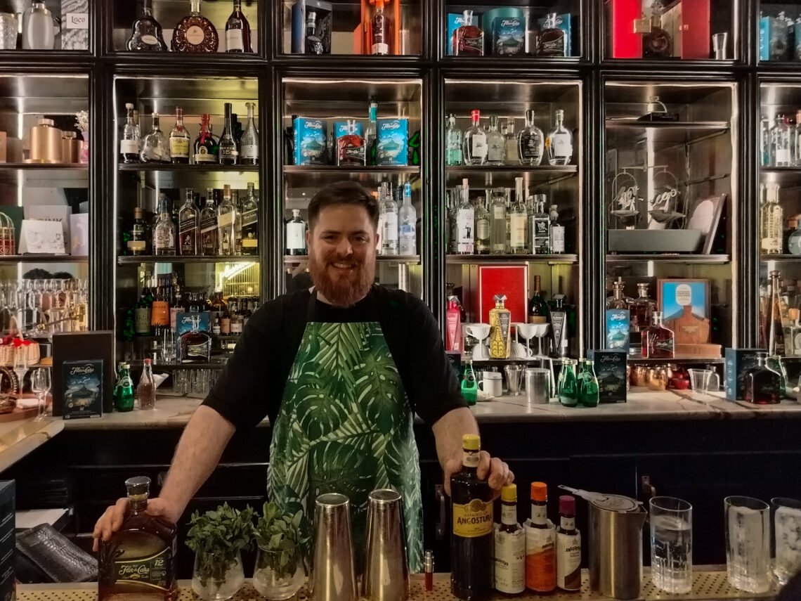 Coctelería sustentable con Lucas Groglio en Fifty Mills